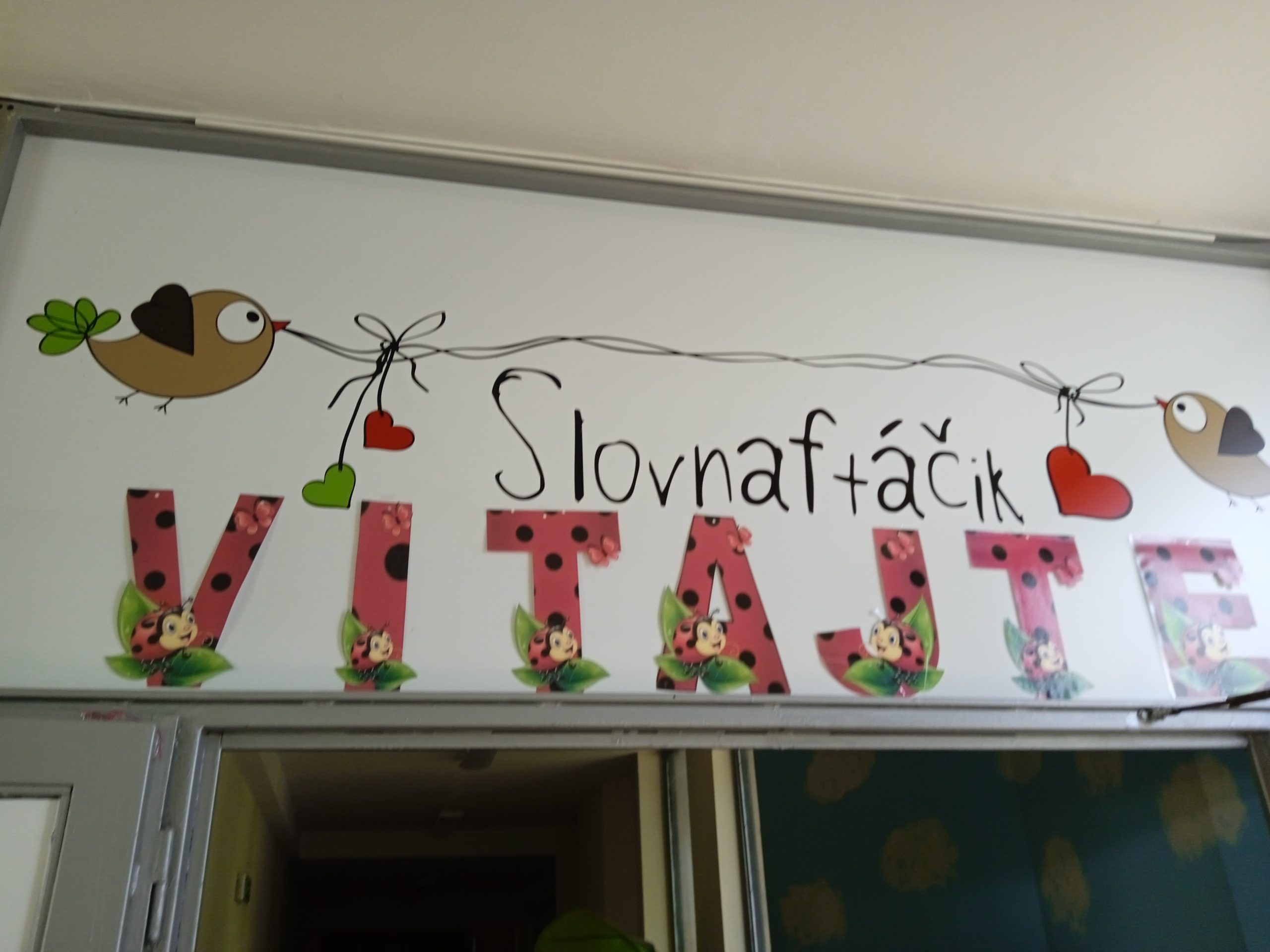 Medzinárodný deň detí, detí ako smetí pri športových hrách na dvore ...