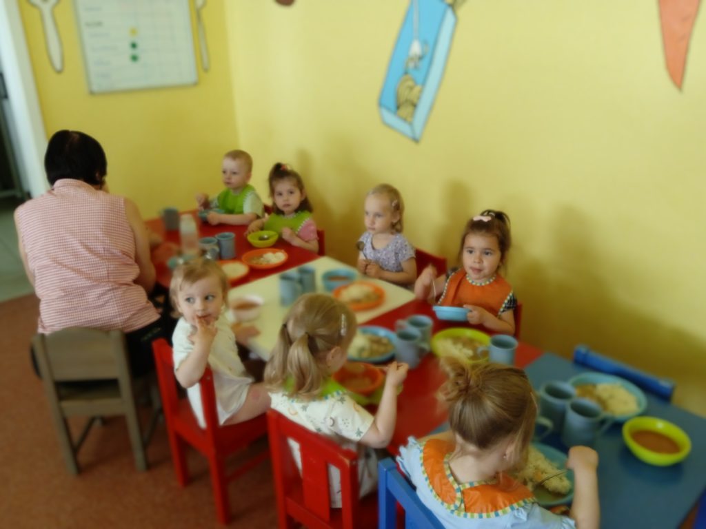 Medzinárodný deň detí, detí ako smetí pri športových hrách na dvore ...